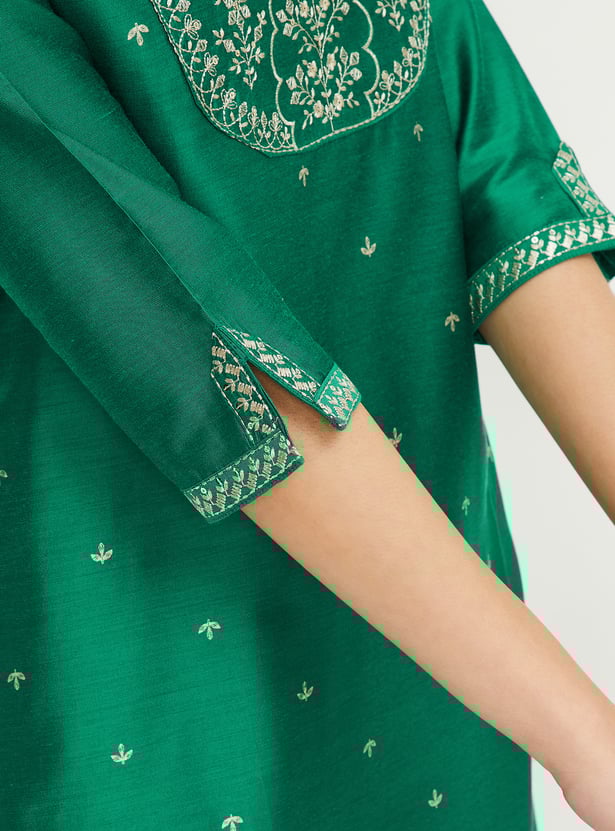 Buy Women Embroidered Yoke Straight Kurta Set Online at just Rs. 1299.0 ...