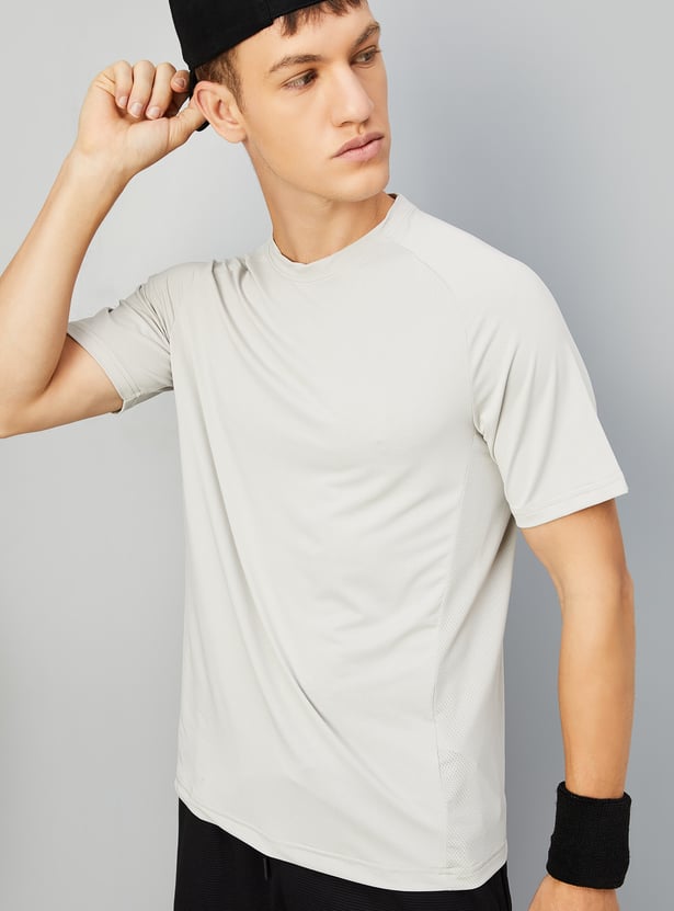 Buy Men Solid Slim Fit Active T-shirt Online at just Rs. 599.0 ...