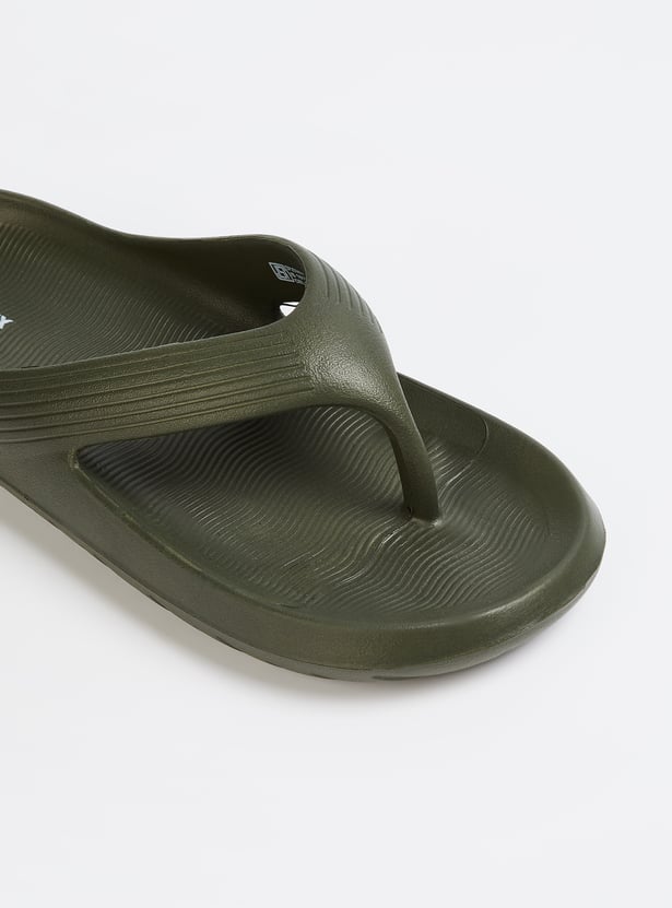 Buy Men Textured Flip Flops Online at just Rs. 399.0 - 1000015164940 ...